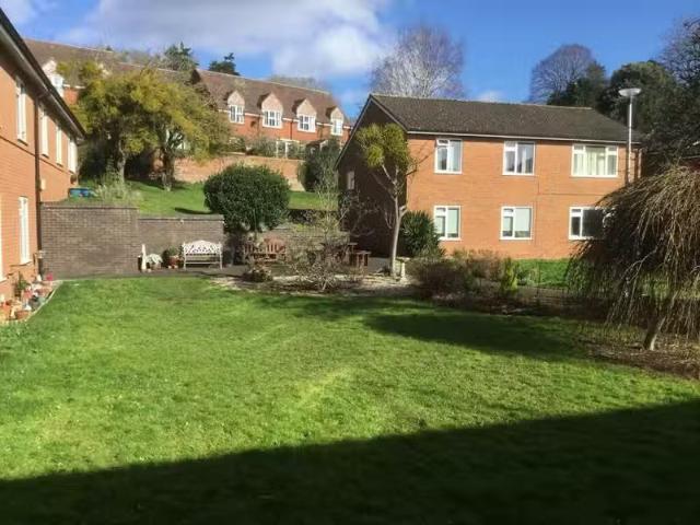 Just in! 1 BA Studio flat for rent in Church Street, Ledbury.