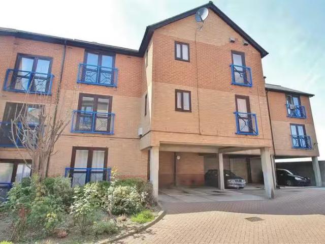 Unique 1 BA Studio flat for rent in Crawley Court, Gravesend.