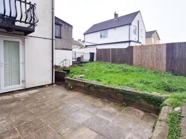 Cheap 1 BA Studio flat for rent in Cross Street, Bristol, Some.
