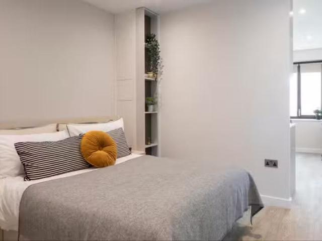 For Rent! 1 BA Studio flat for rent in Enclave: Croydon, Colle.