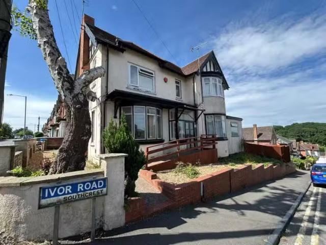 New 1 BA Studio flat for rent in Ivor Road, Redditch, Worceste.