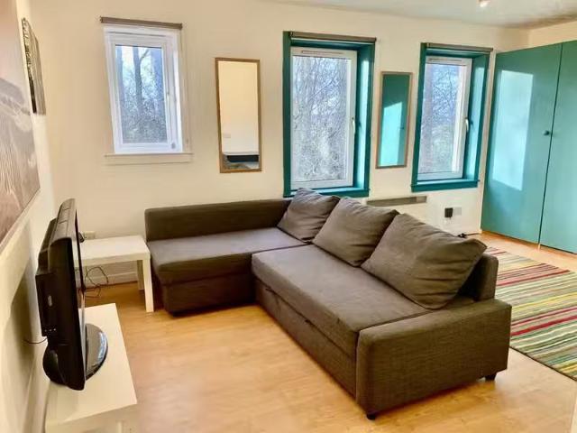 Charming 1 BA Studio flat for rent in Lee Crescent North, Brid.