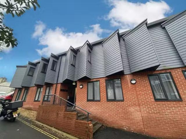 Nice 1 BA Studio flat for rent in Lower Albert Street, Central.