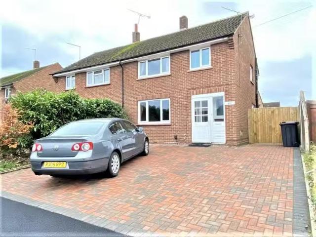 Deal! 1 BA Studio flat for rent in Star Post Road, Camberley.