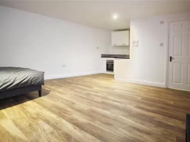 New 1 BA Studio flat for rent in Silverleigh Road, Thornton He.