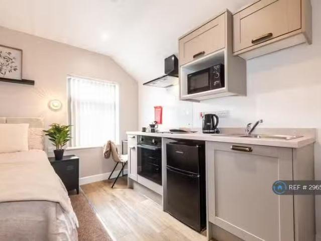 Unique 1 BA Studio flat for rent in Vicarage Avenue, Derby, DE23