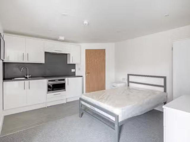 Rental! 1 BA Studio flat for rent in West Street, St. Philips.