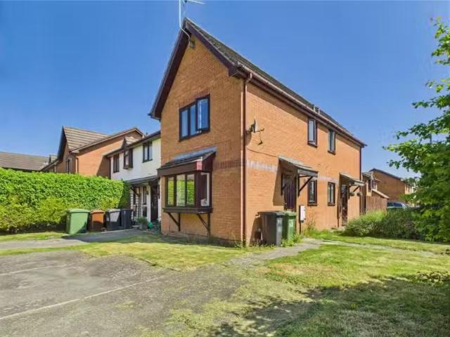Charming 1 BA 1 bedroom terraced house for rent in The Pasture.