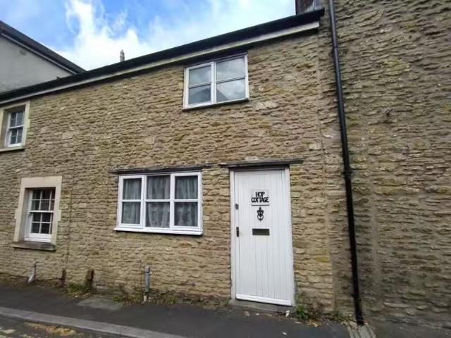 Cheap 1 BA 1 bedroom terraced house for rent in Castle Street.