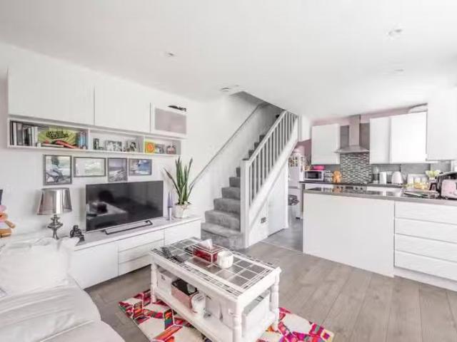 Just in! 1 BA 1 bedroom terraced house for rent in Hathaway Cl.