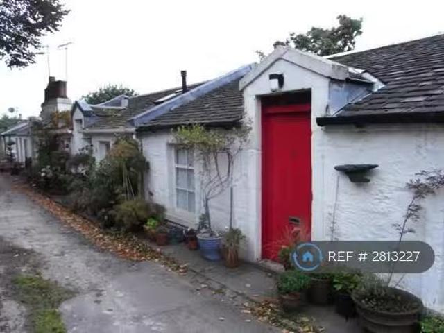 Cozy 1 BA 1 bedroom terraced house for rent in Kirklee Terrace.
