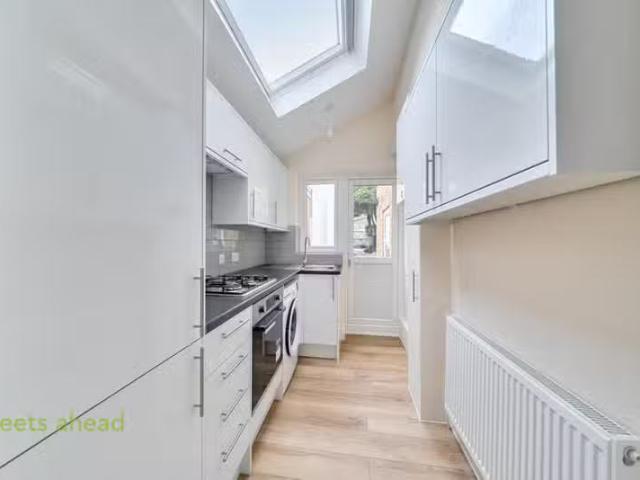 Cheap 1 BA 1 bedroom apartment for rent in Croydon Road, Becke.