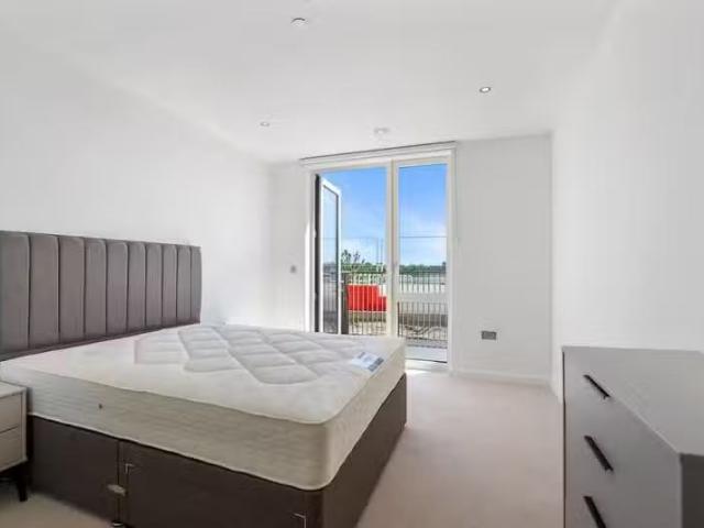 Cheap 1 BA 1 bedroom apartment for rent in Fleet, Wallis Walk.