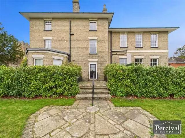 Just in! 1 BA 1 bedroom apartment for rent in High Street, Ear.
