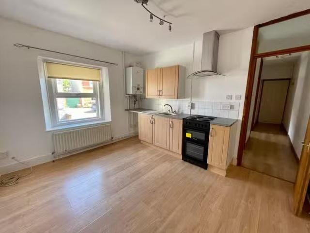 Cheap 1 BA 1 bedroom apartment for rent in High Street, Street.