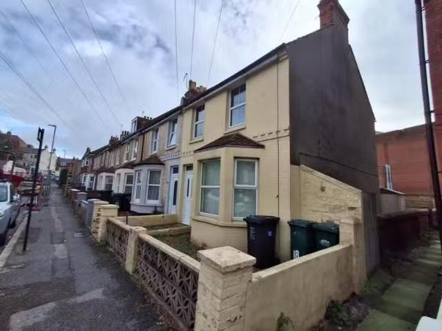 Just in! 1 BA 1 bedroom apartment for rent in Vale Road, Ports.
