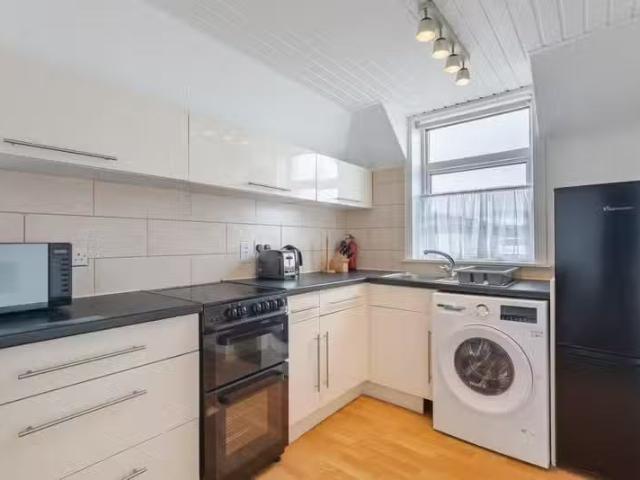 Cheap 1 BA 1 bedroom apartment for rent in Victoria Street, Dy.
