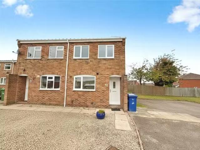 Deal! 1 BA 1 bedroom End Terrace House to rent, Queens Rise, T.
