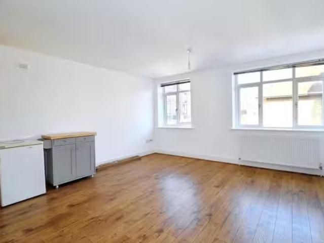 Deal! 1 BA 1 bedroom flat for rent in Molesey Road, Walton On.