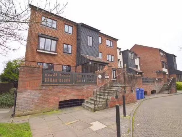 New 1 BA 1 bedroom flat for rent in Oakdene Close, Hatch End.