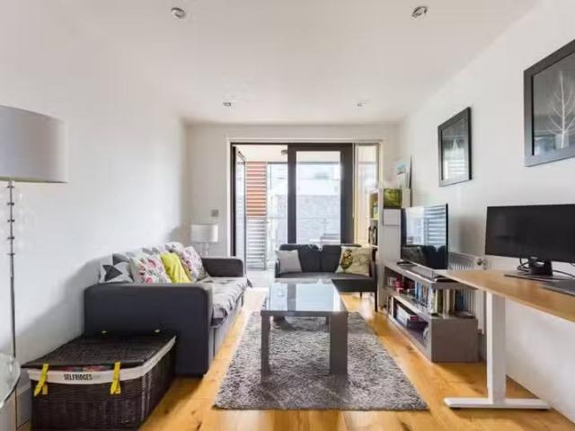 Cheap 1 BA 1 bedroom flat for rent in Axio Way, Bow, London, E3
