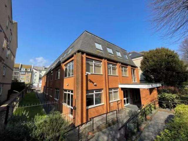 Cheap 1 BA 1 bedroom flat for rent in Axis House, 23 St Leonar.