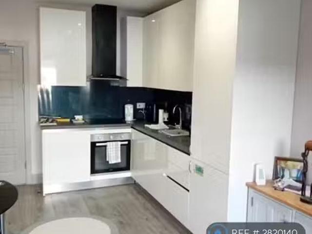 Cheap 1 BA 1 bedroom flat for rent in Cube House, Stoke Mandev.