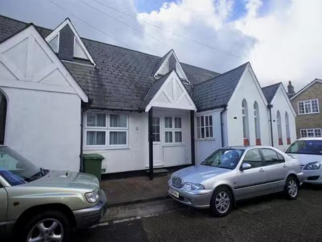 Cheap 1 BA 1 bedroom flat for rent in Chapel Court, North Road.