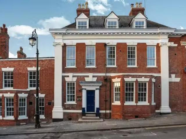 Rental! 1 BA 1 bedroom flat for rent in Devereux House, Colesh.