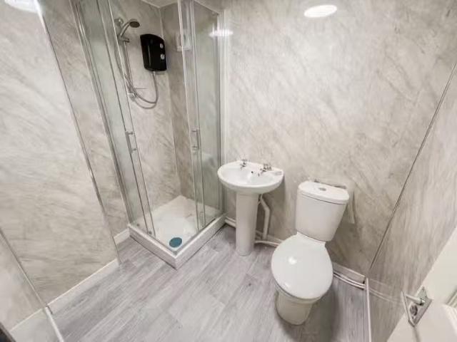 Cheap 1 BA 1 bedroom flat for rent in Flat, Lower High Street.