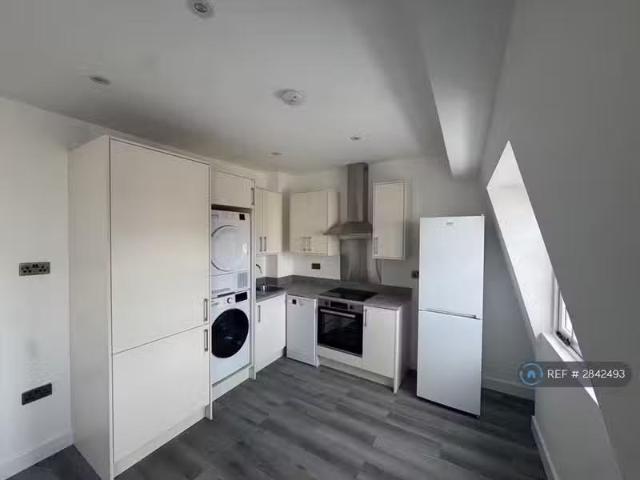 Charming 1 BA 1 bedroom flat for rent in High Street, Barnet.