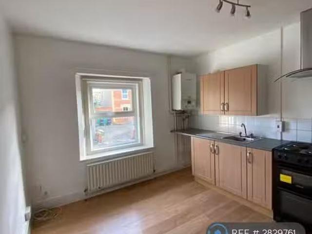 Just in! 1 BA 1 bedroom flat for rent in High Street, Street.