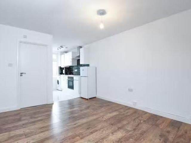 Cheap 1 BA 1 bedroom flat for rent in Homesdale road, Bromley.