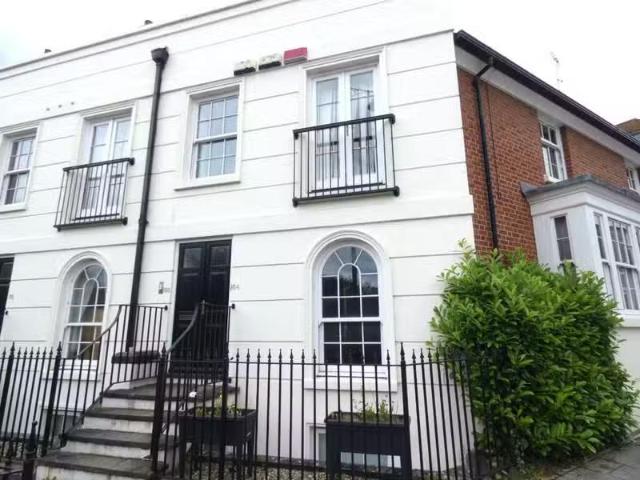 Nice 1 BA 1 bedroom flat for rent in Station Road West, Canter.