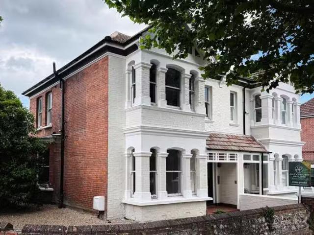 Cheap 1 BA 1 bedroom flat for rent in Warwick Gardens, Worthin.