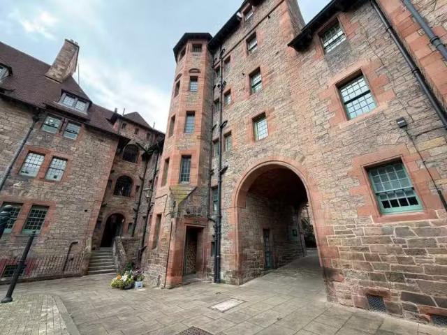 Cheap 1 BA 1 bedroom flat for rent in Well Court, Dean Village.