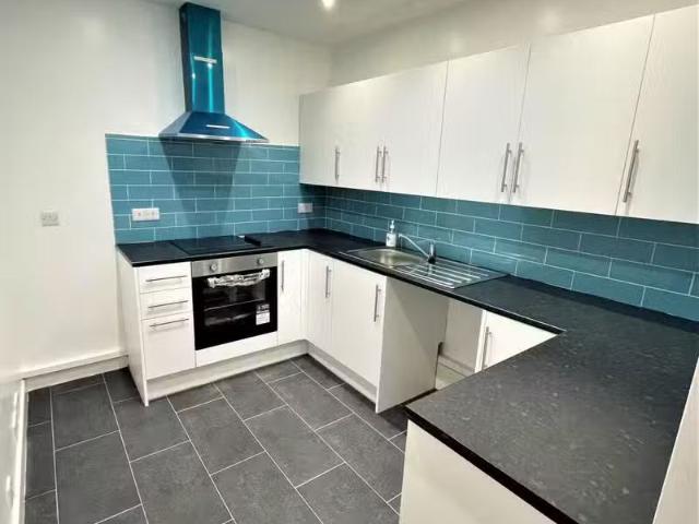 For Rent! 1 BA 1 bedroom flat for rent in Wimborne Road, Kinso.