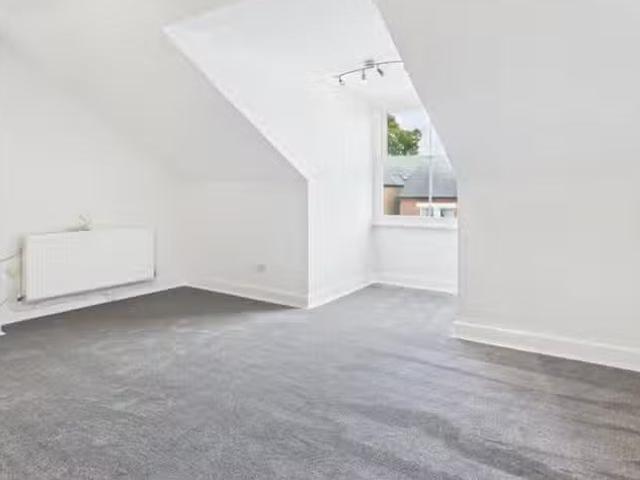 Cheap 1 BA 1 bedroom flat for rent in 32 Birdhurst Road, South.