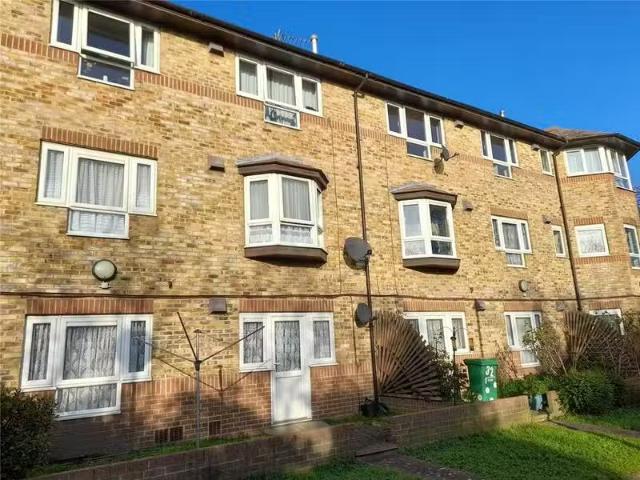 Deal! 1 BA 1 bedroom Flat to rent, Folkestone Court, Slough, S.