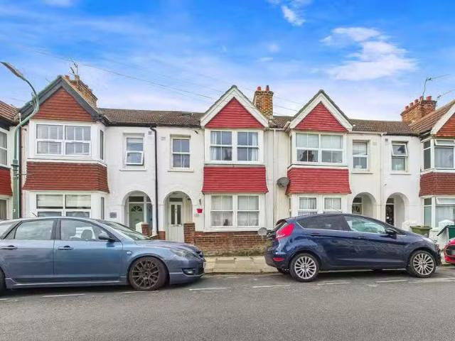 Cheap 1 BA 1 bedroom ground floor flat for rent in St. Leonard.