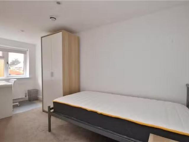 For Rent! 1 BA 1 bedroom house share for rent in Portsmouth Ro.