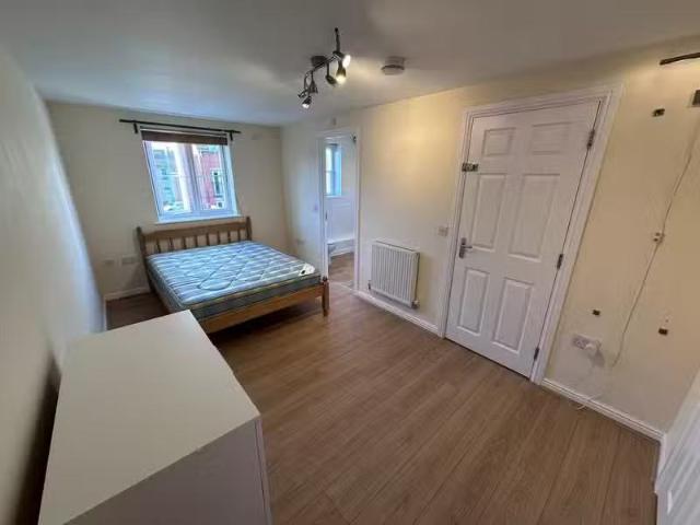 Cheap 1 BA 1 bedroom house share for rent in Potterswood, King.