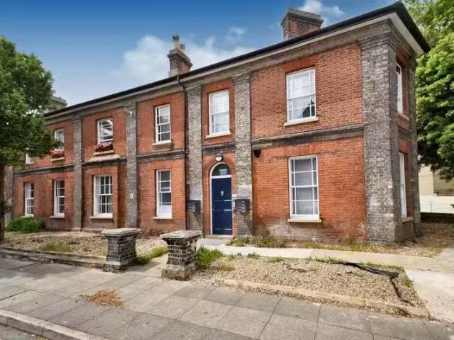 Just in! 1 BA 1 bedroom maisonette for rent in Burlington Road.