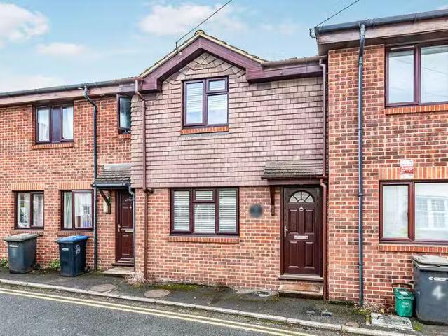 Charming 1 BA 1 bedroom Mid Terrace House to rent, Rusham Road.