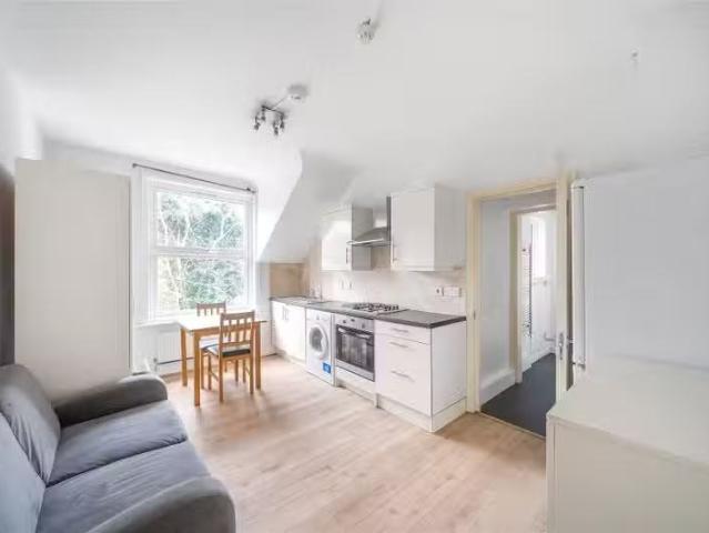 Cheap 1 BA 1 bedroom property to let in Aldrington Road, Londo.