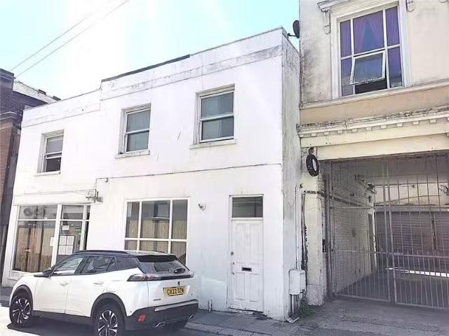 Cheap 1 BA 1 bedroom Property to rent, Western Road, St. Leona.