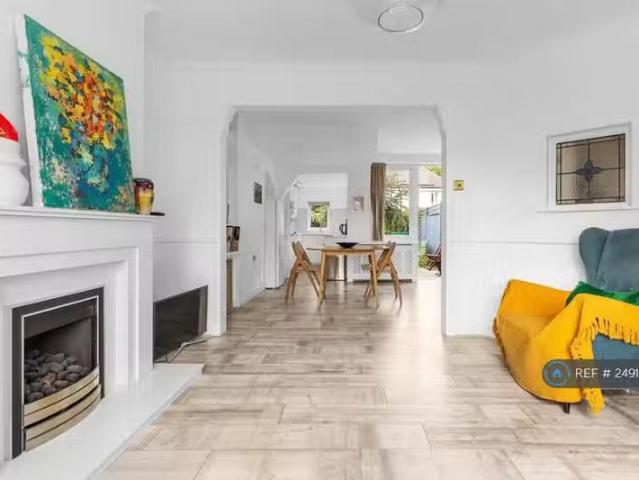 Cheap 1 BA 2 bedroom terraced house for rent in Aynscombe Angl.