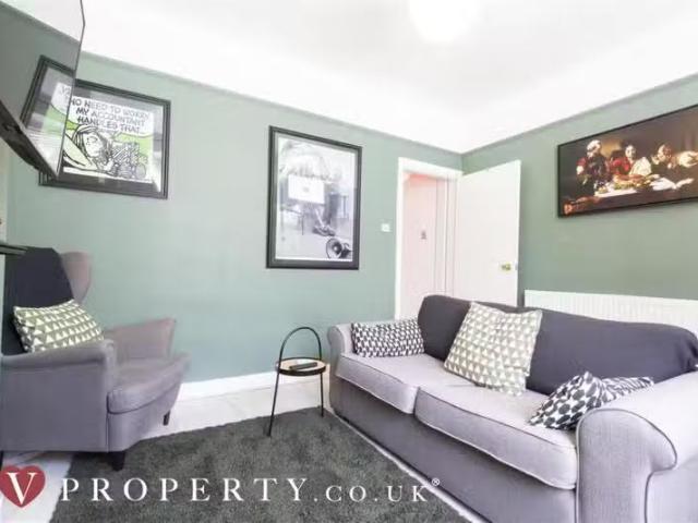 Cheap 1 BA 2 bedroom terraced house for rent in Brookfield Roa.