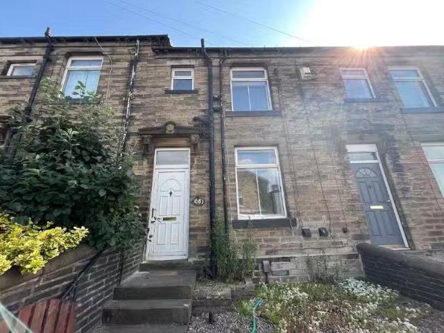 Cheap 1 BA 2 bedroom terraced house for rent in Bradford Road.