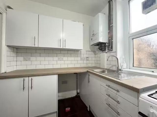 Cheap 1 BA 2 bedroom terraced house for rent in Chelsea Street.